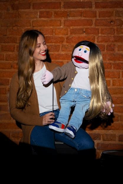 Portrait De Femme Ventriloque Avec Marionnette Au Spectacle Photo Gratuite