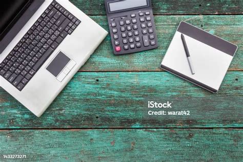 나무 배경에 사무 장비가있는 오래된 노트북 복사 공간이있는 상단보기 계산기에 대한 스톡 사진 및 기타 이미지 계산기 녹색 컴퓨터 Istock