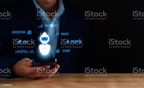 Ai 학습 및 인공 지능 개념 일상 생활에서의 Ai 기술 기술 및 사람 개념 남자는 Ai를 사용하여 작업 비즈니스 현대 기술 인터넷 및 네트워킹 개념을 돕습니다 Stem