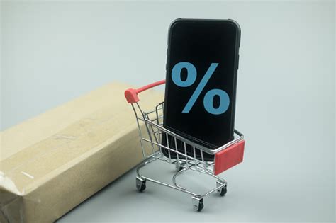 쇼핑 카트에 화면에 할인 기호가 있는 스마트폰 온라인 쇼핑 전자 상거래 및 상품 배달의 개념 가격에 대한 스톡 사진 및 기타