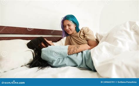 Garota Sorrindo Olhando Para A Namorada Dormindo Na Cama Imagem De Stock Imagem De