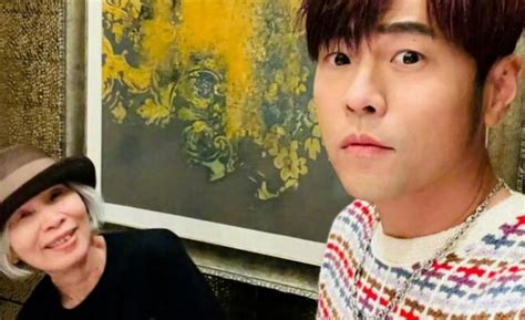 周杰伦晒母子自拍 透露妈妈几乎每场演唱都会来威海市硬笔书法学会