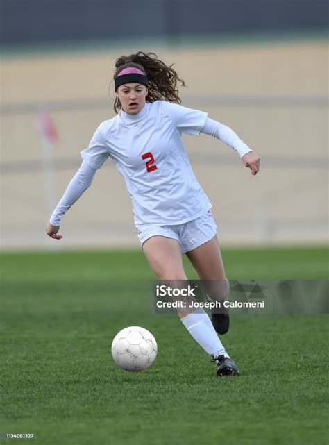 Fußballspielerin Kameron Zeigt Ihre Fußballfähigkeiten Stockfoto Und Mehr Bilder Von Frauen Istock