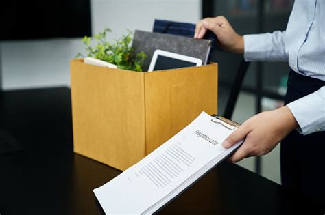 상사에게 사직서를 보내고 물건을 들고 사임하거나 사무실에서 책상으로 골판지 상자를 들고 다니는 비즈니스 여성 Abdication에 대한 스톡 사진 및 기타 이미지 Istock