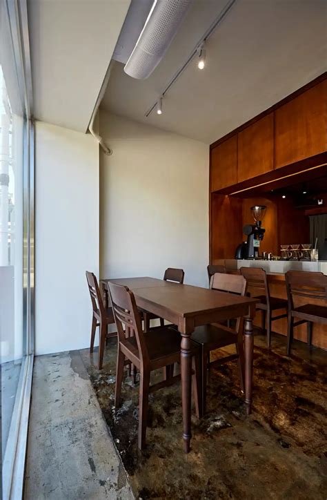 짙은 우드 컬러로 대비감을 준 7평 로스터리 카페 인테리어 서대문구 대현동