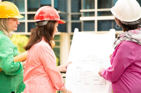 도시에서 건설 프로젝트에서 작업 하는 여성 엔지니어 또는 건축가 팀 줄기 Stem 주제에 대한 스톡 사진 및 기타 이미지 Stem 주제 건물 외관 건설 산업 Istock