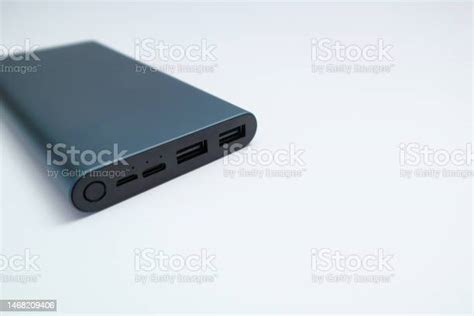 흰색 배경에 격리된 전원 은행 모형 흰색 배경에 격리된 스마트폰 충전을 위한 회색 금속 Usb 전원 은행 텍스트를 위한 장소입니다 0명에 대한 스톡 사진 및 기타 이미지