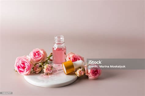 유리 열린 병과 채워진 피펫에 담긴 장미 오일을 기본으로 한 화장품 복사 공간이 있는 파스텔 배경입니다 천연 화장품 탁자에 대한 스톡 사진 및 기타 이미지 Istock