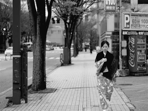 배경 화면 일본 화이트 검은 단색화 시티 거리 차 겨울 도로 사진술 서 있는 키모노 하부 구조 보행자 검정색과 흰색 나무 도심 소녀 Bw