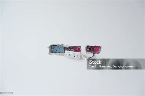 석고 아래의 전기 배선 콘크리트에 소켓을위한 숨겨진 설치 케이블 주택 및 아파트 개념의 개조 수리 및 개발 0명에 대한 스톡 사진 및 기타 이미지 Istock