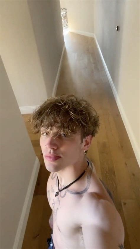 Pin By Ajantke On Fade Haircut Styles Messy Hair Look Fade Haircut