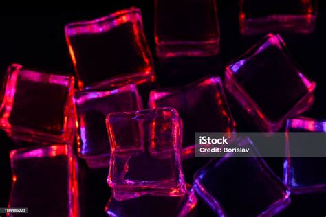 얼음 큐브 검은 배경에 분홍색과 보라색 백라이트와 얼음 조각을 녹는 매크로 수평 사진 각얼음에 대한 스톡 사진 및 기타 이미지 각얼음 검은색 감기와 독감 Istock