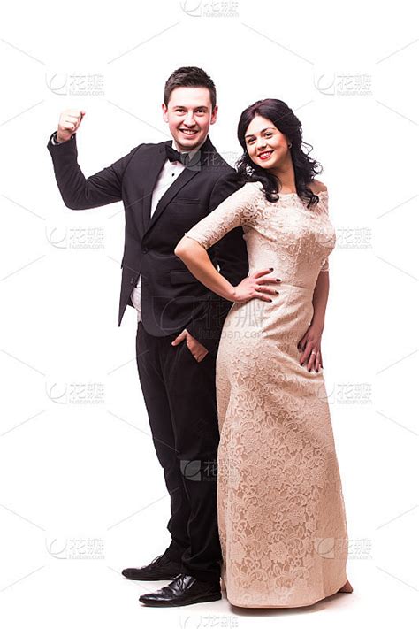 白色背景下优雅的年轻男女。