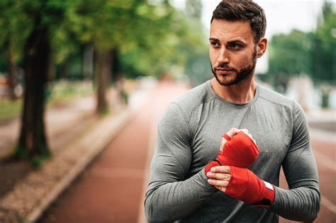 스포츠맨 운동 피트 니스 애호가 바디 빌딩 공원에서 운동 하는 남자 건강한 생활방식에 대한 스톡 사진 및 기타 이미지 건강한 생활방식 검사 보기 결심 Istock