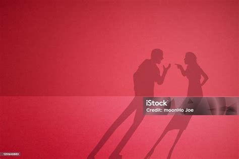 다툼을 하는 부부의 그림자 남편과 아내 사이의 싸움 언쟁에 대한 스톡 사진 및 기타 이미지 언쟁 커플 실루엣 Istock