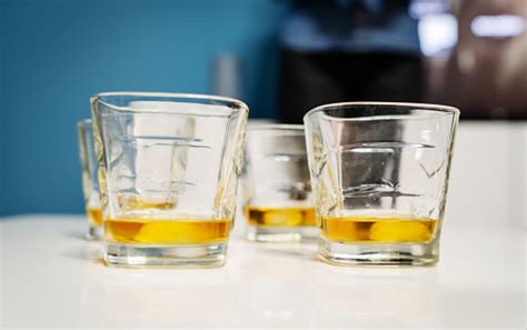 집에서 흰색 테이블에 세 잔 위스키 또는 브랜디 또는 코냑 알코올 음료에 닫습니다 0명에 대한 스톡 사진 및 기타 이미지 0명 3가지 개체 가정 생활 Istock