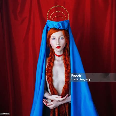 긴 붉은 머리를 가진 여자 묶어 머리 띠 붉은 입술 파란 눈을 가진 소녀와 빨간 손톱에 머리에 왕관과 함께 파란 빨간 배경 얇은