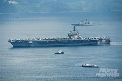 1200 X 800 Uss Ronald Reagan And Uss Antietam Entering Da Nang Bay