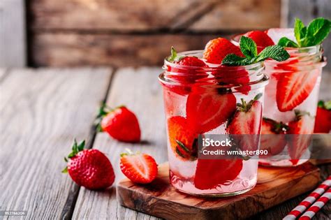 딸기와 민트 물 해독 얼음 차가운 여름 칵테일 또는 유리 메이슨 항아리에 레모네이드 각얼음에 대한 스톡 사진 및 기타 이미지 각얼음 건강한 생활방식 건강한 식생활