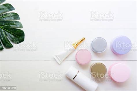 화장품과 스킨 케어 제품 그리고 흰색 나무 테이블 치료 크림 아름다움에 녹색 잎 나무 책상 건강 및 웰빙 개념 평면도에 보습 개념에 대한 스톡 사진 및 기타 이미지 Istock