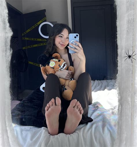 Selfie Of Feet Cute Teen Makes Snapshots Of Her Soles In The Mirror I