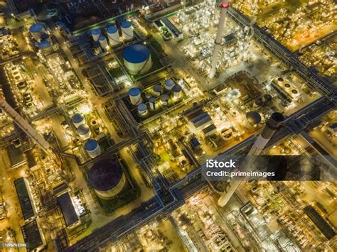 석유 사업 무인 항공기의 저장 원유 탱크의 공중 보기는 황혼에 석유 사업 석유 화학 공장 위에 비행 파이프 굴뚝 및 저장 탱크는 이미 작동 투자에 대한 스톡 사진 및 기타