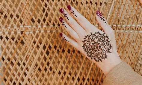 ۱۵۰ طرح حنا فانتزی روی دست دخترانه جدید و فوق العاده زیبا دوره های دترلند
