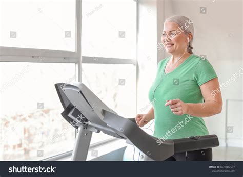 576 Mature Woman On Treadmill Images Stock Photos Vectors Shutterstock