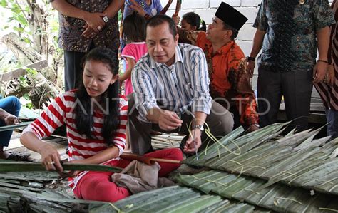 Menganyam Daun Nipah Antara Foto