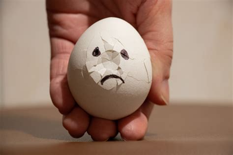 금이 간 닭고기 달걀을 들고 슬프고 슬픈 감정을 달걀에 그린 여자 달걀 부족 4월에 대한 스톡 사진 및 기타 이미지 4월 감정 건강한 생활방식 Istock