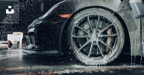 위에 흰색 플라스틱 컵이 있는 검은색 자동차 사진 Unsplash의 무료 세차 이미지