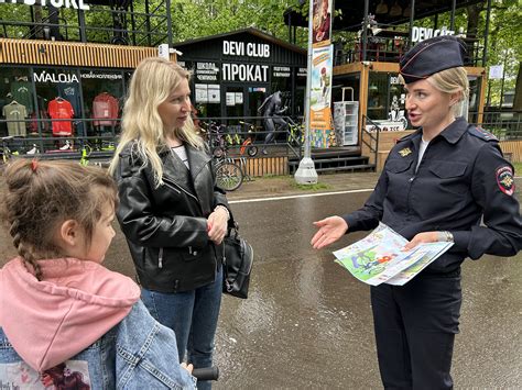 Встреча прошла в парке возле пунктов проката велосипедов Одинцовские госавтоинспекторы провели