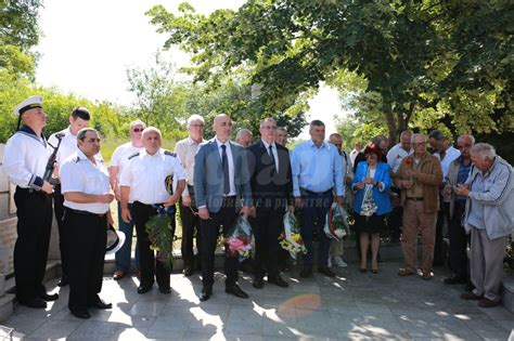 Почетоха паметта на загиналите военни моряци Черноморски фар новини от Бургас и региона