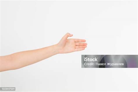 흰색 배경 위에 분리 된 백인 손 제스처로 크기 기호를 표시합니다 아프로 아메리칸 핸드 조롱 공간을 복사합니다 템플릿 빈 아래팔에 대한 스톡 사진 및 기타 이미지 Istock