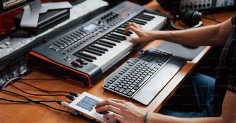 미디 키보드 연주 사운드 엔지니어는 스튜디오에서 실내에서 음악을 작업하고 믹싱합니다 사진 Unsplash의 음향 장비 이미지