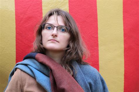 노란색과 빨간색 줄무늬로 그려진 벽에 대한 젊은 여성의 가을 초상화 컬러 줄무늬의 배경에 가을 코트와 스카프소녀 10월에 대한 스톡 사진 및 기타 이미지 Istock