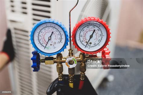 전기 기술자 매니폴드 게이지 사용 컨디셔닝 측정 도구 냉매 펌프 점검 가정용 에어컨 및 유지 보수 열 충전 수리 및 실외 공기 압축기 장치 청소 Stem 주제에 대한 스톡
