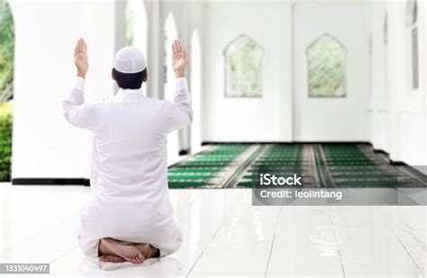 손을 들고 기도하는 동안 앉아있는 아시아 무슬림 남자의 뒷모습 기도하기에 대한 스톡 사진 및 기타 이미지 기도하기 모스크 이슬람교 Istock
