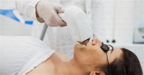 얼굴 피부 제모 치료를 받는 젊은 아름다운 여성 현대 바디 케어 및 화장품 개념입니다 사진 Unsplash의 세르비아 이미지