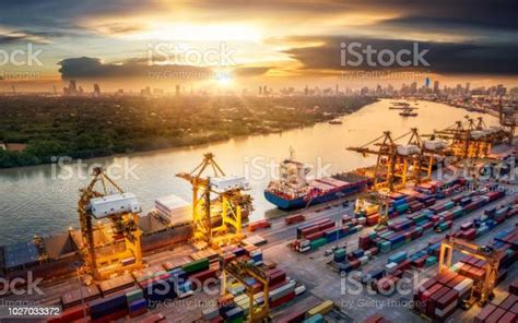 물류 및 운송 컨테이너 화물선 및 일출 물류에서 일 하는 조선소에서 크레인 다리와 화물 비행기의 수입 수출 및 수송 산업 배경 건설 산업에 대한 스톡 사진 및 기타 이미지
