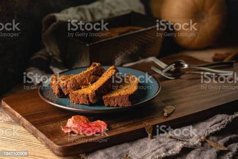 나무 도마와 소박한 나무 테이블에 비건 달콤하고 매운 호박 파이의 슬라이스 조각 가을이나 추수 감사절과 할로윈맛있는 전통 간식 어둡고 우울 클로즈업 호박 파이에 대한 스톡