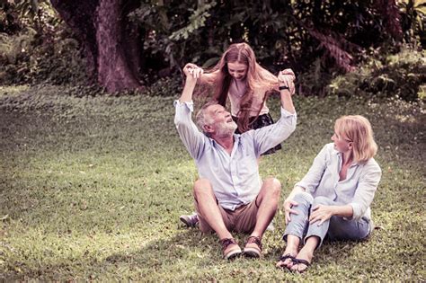 행복 한 가족 정원에서 함께 재미입니다 아버지 어머니와 딸 공원에서 잔디에 앉아 가족에 대한 스톡 사진 및 기타 이미지 가족 귀여운 남자 Istock