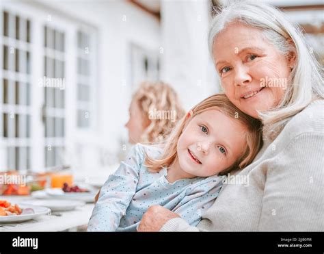Oma Und Enkelin Fotos Und Bildmaterial In Hoher Auflösung Alamy