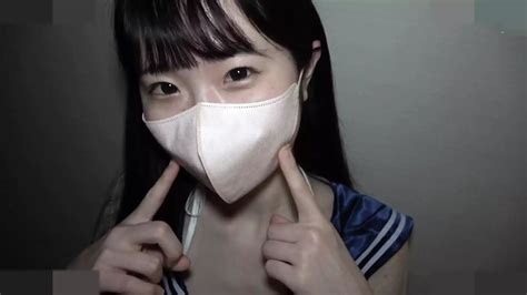 Düzgün bir siyah saçlı Japon güzeli O üniformalı bir kostümlü ve sakso