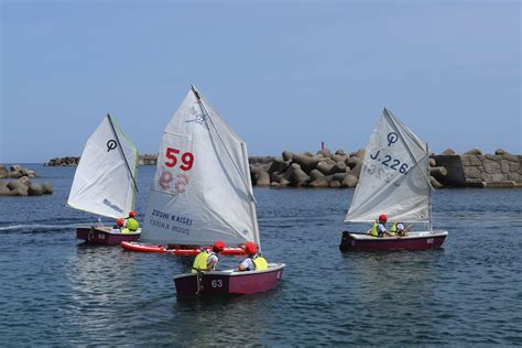 ＜投稿写真00048＞大山小学校5年生のヨット体験学習と湯野浜小学校5年生のライフジャケット講習が加茂レインボービーチにて開催されました
