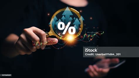 이자율과 배당 개념 돋보기와 백분율 기호 및 위쪽 화살표를 가진 여성 이자율은 계속 증가하고 주식 및 뮤추얼 펀드 수익률 가격에 대한 스톡 사진 및 기타 이미지 Istock