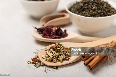 밝은 질감 배경에 차의 다른 종류 차 믹스구색블랙 그린 허브 및 히비스커스 차 측면도 공간을 복사합니다 0명에 대한 스톡 사진