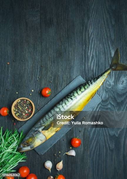 도마에 차가운 훈제 고등어 바다 제품 어두운 나무 배경 위에서 볼 수 있습니다 공간을 복사합니다 0명에 대한 스톡 사진 및 기타 이미지 Istock