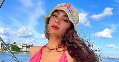 Tini Stoessel Disfrutó De Un Día De Playa Con Un Arriesgado Look Y