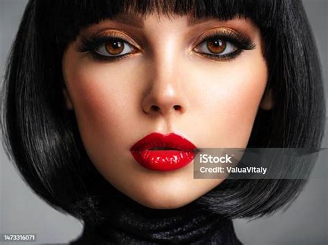 Hermosa Chica Morena Con Labios Rojos Y Peinado Bob Negro Mujer Joven Y